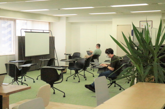 気になるinfo!|気になるオフィス！ ｜ONE COMPATH（ワン・コンパス）：フリーアドレス導入でコミュニケーションが活発に！”ワンマイル行動”を誘発するオフィス｜オフィス移転・改修 ...